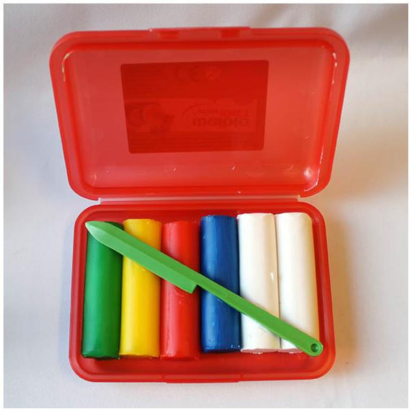 商品名：ケース入ねんど6本メーカー：Weible(ドイツ)ケースサイズ：15.5cmLセット内容：赤、黄、緑、青各1本、白2本原材料：マイクロワックスとジャガイモ澱粉安全性にこだわったドイツ製の美しい粘土。手の温かさで柔らかくなり、時間がた...