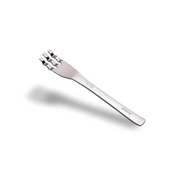 商品名：めんフォークメーカー：ののじ(日本)製造：日本サイズ：14cm素材：ステンレス　ミラー仕上げ対象年齢：2歳頃からフォークの先がナミナミ型になっており、ラーメンやスパゲッティなどの細いめんがフォークからつるっと滑らないフォーク。小さな...