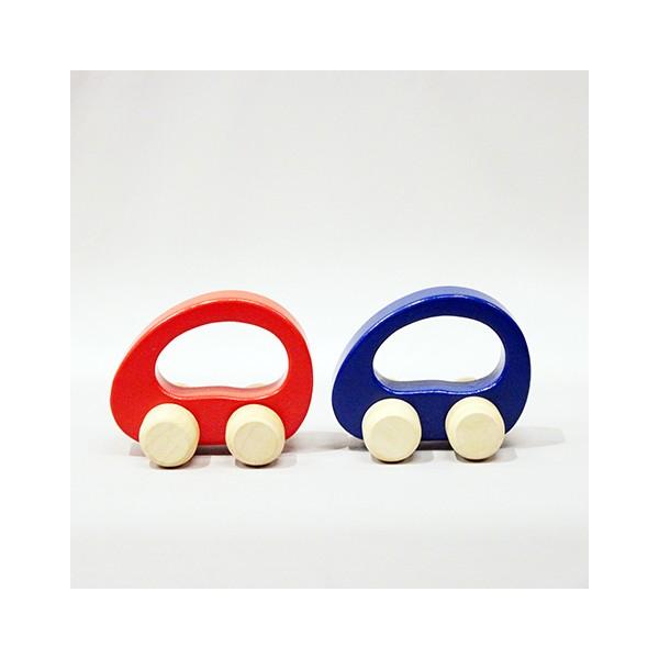 商品名：グリップカーセットメーカー：Gollnest＆Kiesel(ゴルネスト＆キーゼル)　ドイツ製造：中国1台のサイズ：10cmL握りやすく程よい重さのある赤と青の木製の車2台セット。塗料は舐めても安全なものを使用しています。(CEマーク...