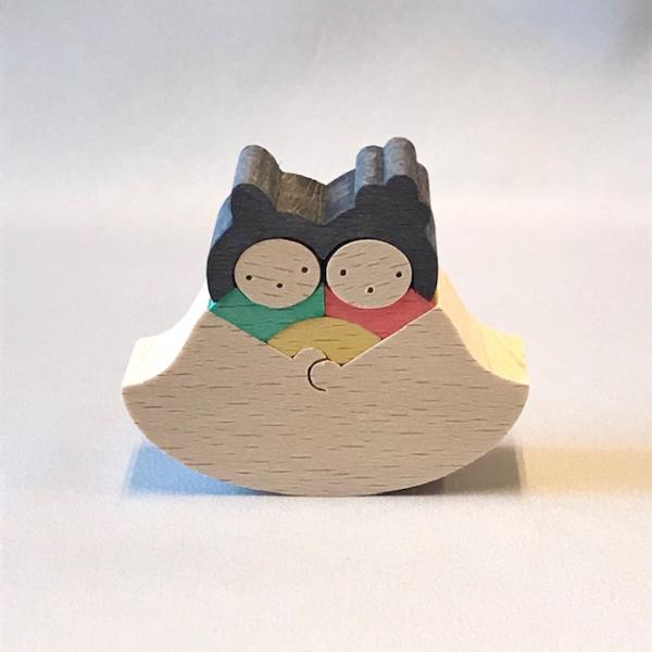 品番　KH220品名　ほおずりびな（小）材質　ブナサイズ　H52 D18デザイナー　小黒三郎ほっぺを寄せ合って仲良くほおずりしているおひなさまです。胸元の扇も、お二人で手と手を合わせて持っています。