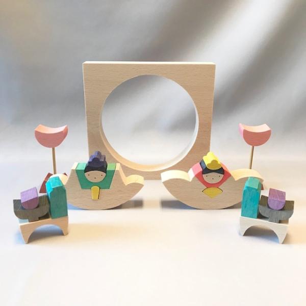 品番　KH537品名　たもと円びな材質　ブナ22ミリサイズ　W154 H148 D22衣装の袂（たもと）を左右に大きく広げたお雛さまで、飾ったときに安定感があります。人形10片と調度類が12片で22片と丸棒２本で構成。※2019年リニューア...