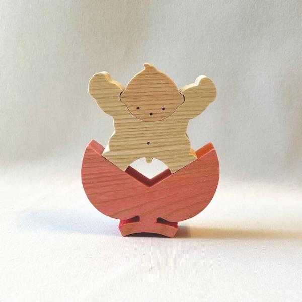 品番　KK117品名　桃太郎坊や材質　センサイズ　H89 生まれたばかりの赤ちゃん桃太郎を、割れた桃の実に乗せました。キューピーのようにおつむがとびだし、坊やのシンボルも・・