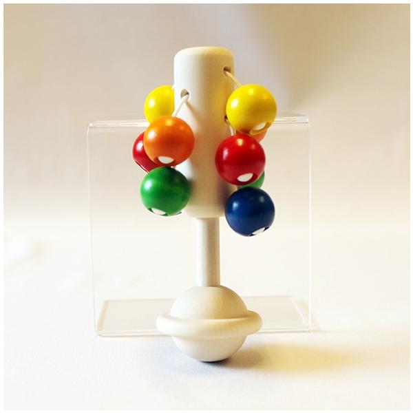 商品名：ドリオ(Dolio)メーカー：ネフ(Naef)製造国：ドイツサイズ：約12.5cmLパッケージ：紙箱入10個の木球の動きが楽しいロングセラーの木製ラトル。「このラトルが大のお気に入りで手放さないんです。」という声もよく耳にします。塗...