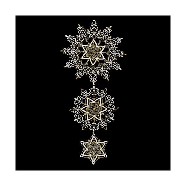 白い繊細なレース模様にゴールドが入った存在感のあるレースハンガーです。壁や天井から下げていただくと存在感があり素敵です。クリスマス以外のシーズンにもご使用いただけるデザインです。サイズ：全長約39cm、一番大きなモチーフφ17.5cm
