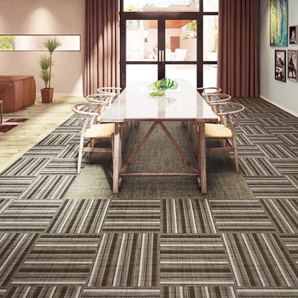 ※ご注意：こちらは商品見本のカットサンプル専用ページです※【種類】複層ビニル床タイル【サイズ】＜約25cm角正方形程度＞※カット箇所はランダムとなります【メーカー/カタログ】サンゲツ(sangetsu) 2023-2026 フロアタイル汚れ...