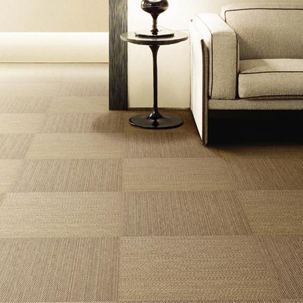 【種類】複層ビニル床タイル【サイズ】（1枚あたり）寸法：500mm x 500mm全厚：3.2mm【単位】1枚単位販売【メーカー/カタログ】サンゲツ(sangetsu) 2023-2026 フロアタイルビニルと織物が融合した床材。シートとタ...