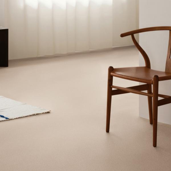 【種類】クッションフロア 住宅用【サイズ】巾182cm、全厚1.8mm、1巻き最大20m【機能性】耐次亜塩素酸 抗菌 さらっと仕上げ【単位】20m巻ｘご注文数量（本）【メーカー/カタログ】サンゲツ（sangetsu） ホームフロア 2024...