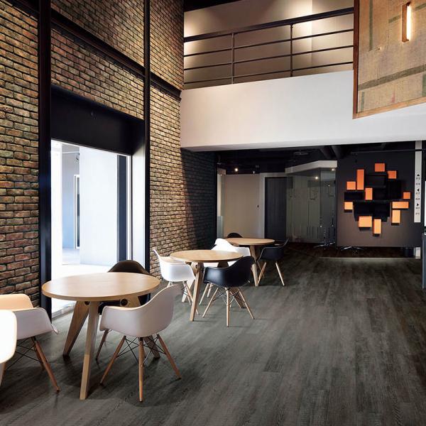 ※ご注意：こちらは商品見本のカットサンプル専用ページです※【種類】複層ビニル床タイル【サイズ】＜約30cmｘ15cm 程度＞※カット箇所はランダムとなります【メーカー/カタログ】リリカラ（Lilycolor） リリカラ エルワイタイル 20...