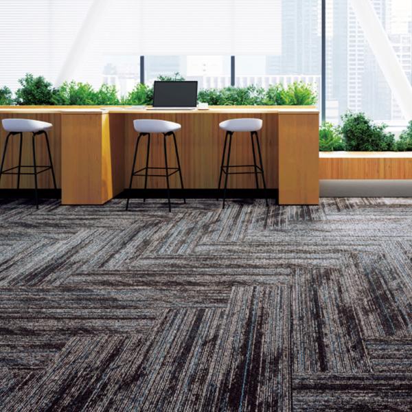 【種類】タイルカーペット【サイズ】（1枚あたり）寸法：250mm×1000mm全厚：7.0mm【単位】1ケース単位販売（16枚入り／4平米）【メーカー/カタログ】サンゲツ(sangetsu) 2023-2026 NT 700カーペットタイル...