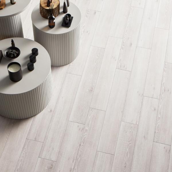 ※ご注意：こちらは商品見本のカットサンプル専用ページです※【種類】複層ビニル床タイル ウッド【サイズ】＜約22cmｘ15cm 程度＞※カット箇所はランダムとなります【メーカー/カタログ】サンゲツ(sangetsu) 2023-2026 フロ...