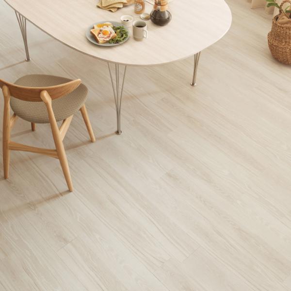 ※ご注意：こちらは商品見本のカットサンプル専用ページです※【種類】複層ビニル床タイル ウッド【サイズ】＜約22cmｘ15cm 程度＞※カット箇所はランダムとなります【メーカー/カタログ】サンゲツ(sangetsu) 2023-2026 フロ...