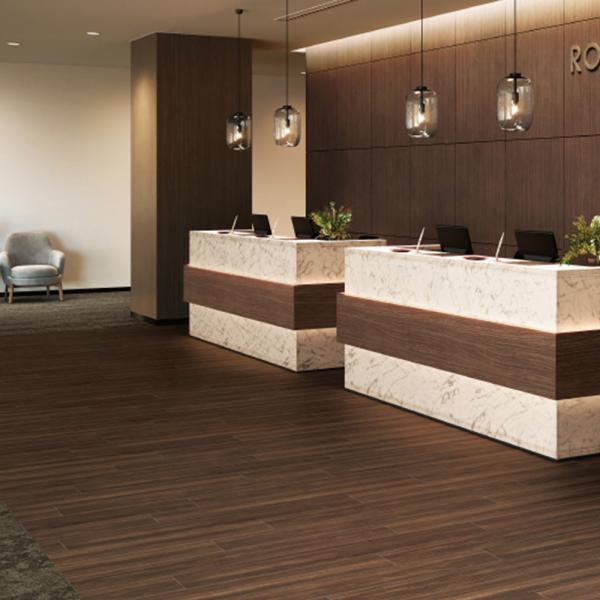 ※ご注意：こちらは商品見本のカットサンプル専用ページです※【種類】複層ビニル床タイル ウッド【サイズ】＜約21cmｘ18cm 程度＞※カット箇所はランダムとなります【メーカー/カタログ】サンゲツ(sangetsu) 2023-2026 フロ...