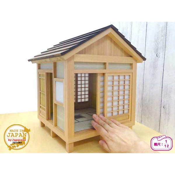 　茶室を屋根付きの庵風に再現した、ミニチュアサイズの和風ドールハウスです。基礎と屋根のあるタイプです。【1/12スケール】タイプです。躙口（にじりぐち）や炉（ろ）も付いている本格的な作りになっています。※躙口とは、茶室特有の小さな出入り口の...