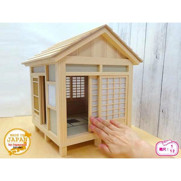 　茶室を屋根付きの庵風に再現した、ミニチュアサイズの和風ドールハウスです。基礎と屋根のあるタイプです。【1/12スケール】タイプです。躙口（にじりぐち）や炉（ろ）も付いている本格的な作りになっています。※躙口とは、茶室特有の小さな出入り口の...
