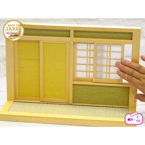 和室のコーナーをミニチュアサイズで再現した和風ドールハウスです。【1/12スケール】タイプです！■材質：・本体：ベイヒバ(木材)、襖紙（壁面）・襖戸：ベイヒバ(木材)、べニヤ板、襖紙・障子戸：ベイヒバ(木材)、ワーロン障子・畳：べニヤ板、襖...