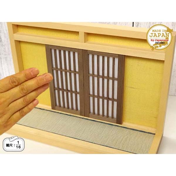 和室のコーナーをミニチュアサイズで再現した和風ドールハウスです。《ご確認下さい》※本体には基本、無垢の天然木を使用していますが、部分的に一部ベニヤ板（木製合板）を使用することもあります。※襖や障子は内側と外側の取り付け面が決まっています。反...