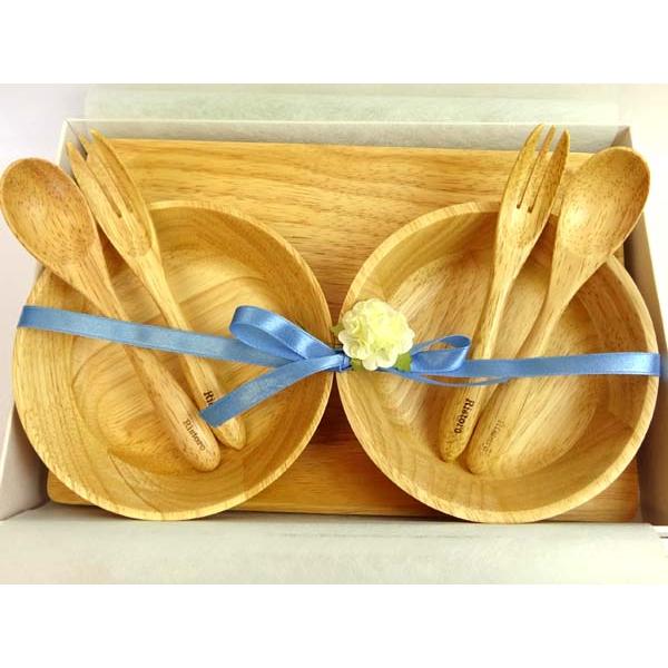 ラバーウッド製のレクタングルプレート、サラダボウル、スプーン＆フォークをセットにしたギフトです。■ラバーウッド レクタングルプレート(S)×１枚・サイズ(ミリ)：横幅270×縦幅180×厚み20・素材：ラバーウッド・塗装：ラッカー塗装・生産...