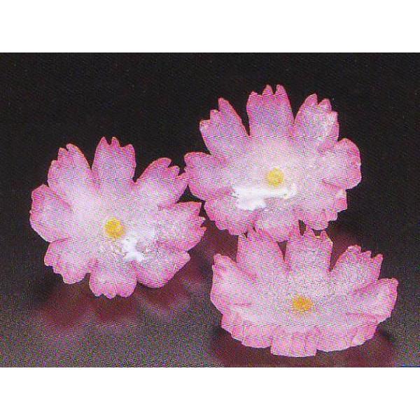 ●大根を秋桜にかたどり、甘酢味に仕上げました。●そのままあしらいに、または器にお使いいただけます。原　料　：大根(国産)　人参他サイズ・内容量：径約4×0.5cm 約5g/ヶ　50ヶ入　(甘酢味)保存方法：要冷蔵(10℃以下)