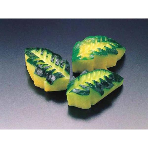 ●国産かぼちゃを菊の葉の形に細工しました。●炊き合わせに使用すると、とっても上品な仕上がりになります。●細工の手間を省いた、とても便利な商品です。●季節に関係なくお使いいただけます。※1個当り80円原　料：南瓜(国産) 内容量：約3×5×2...