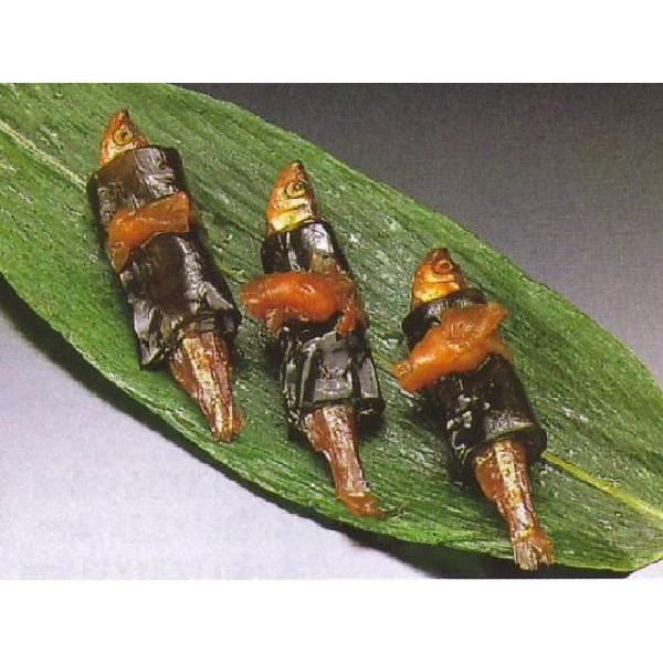 ●川魚一匹一匹に昆布を巻き、さらに干瓢を巻いた上品な昆布巻きです。●一匹当たり64円原 材 料 ：昆布(国産)、川魚(公魚)、干瓢他内 容 量 ： 100ヶ入　サイズ　約1.2×1.5×8cm/ヶ　約10g/ヶ　（甘辛味）保存方法：要冷凍(...