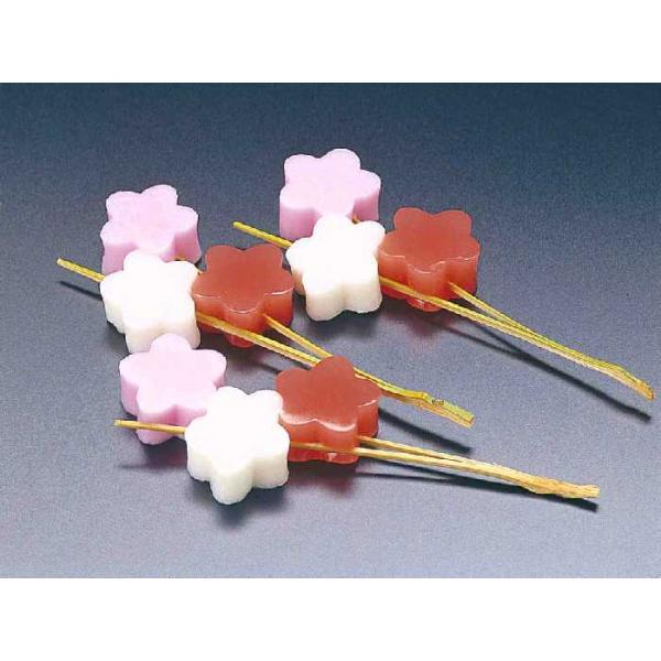 ●三色の梅型ようかんを松葉串に刺しました。●上品な冬の演出にどうぞ。●おせち・婚礼の前菜・八寸に。原材料：砂糖、にんじんペースト、寒天内容量：約7.8×3×8cm　40本入（甘味）保存方法：要冷凍(-18℃以下)