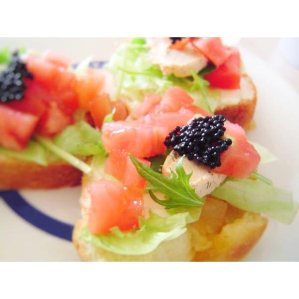 ●ランプフィッシュの魚卵(黒)です。●キャビアコピーとしてオードブルに良く使われています。原材料名：ランプフィッシュの卵、食塩、砂糖、増粘剤（トラガント）、保存料（安息香酸Na）、着色料（黄5、青1、赤102、黄4）内容量：50g（容器込重...