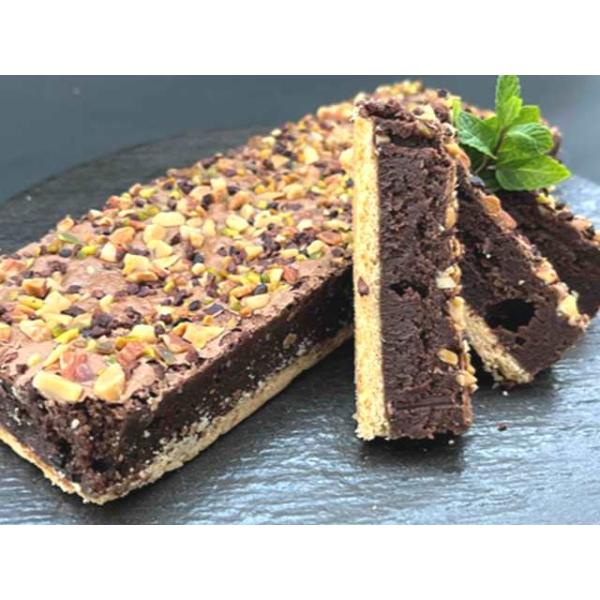 ●ケーキ表面にアーモンドやピスタチオ、近年スーパーフードとしても注目されているカカオニブを敷きつめて焼き上げました。●カカオの苦みと酸味のバランスがよくすっきりとした後味の国産のダークチョコレートを使用。●冷蔵庫で解凍し、解凍後はお早めにお...