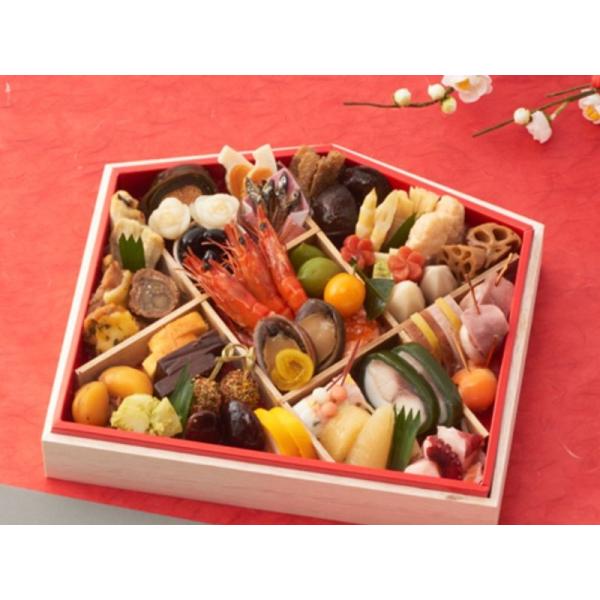 ●絵馬の形のお重に豪華に盛り付けました！ ●2人前用の豪華な品のあるお重です。※お召し上がる前に冷蔵庫(5℃〜10℃)または冷暗所で解凍してください■子持鮎昆希巻、若鶏醤油チーズソース焼、豆腐ショコラ、烏賊印籠焼、海老旨煮、錦玉子、田作り、...