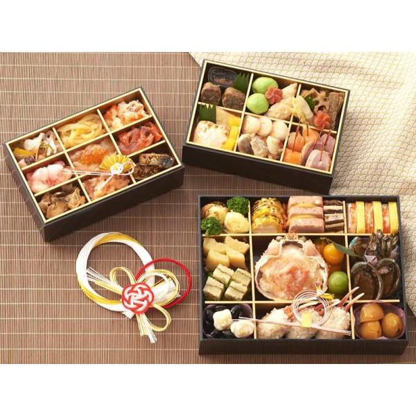 ■一の重 伊予柑蛸マリネ,甲烏賊金柑黄金和え,海老サラダ,小柱と烏賊の卵紅白和え,帆立貝柱まったり和え,いくら,紅鮭ルイベ風,つぶ貝しぐれ煮,帆立鱈子酒盗和え,旨辛鰊■二の重 鰊昆布巻,牛肉八幡巻,椎茸野菜新丈,海老新丈,金時人参,蓮根旨煮...