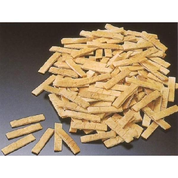 ●上質のグルテンを薄く手でのばし、巻いて焼き、板状にした庄内麩を刻みました。●味噌汁・煮物・揚げ物・すき焼き・酢の物・麺料理に・・・原材料：小麦粉、小麦グルテン、重曹内容量：500g入　約5cm×0.8cm×0.1cm/ヶ　（素材味）保存方...