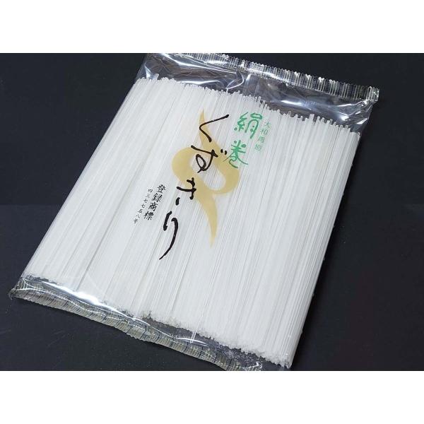 ●北海道産の馬鈴薯澱粉と吉野葛のみ使用しています。●絹巻と銘打つ如く、しなやかな感触と風雅なあじわいをそえた麺の逸品です。茹で揚げは透明で強い弾力があり、素朴な淡い味の中に本品特有の旨さが生きています。●食品添加物は一切使用していません。●...