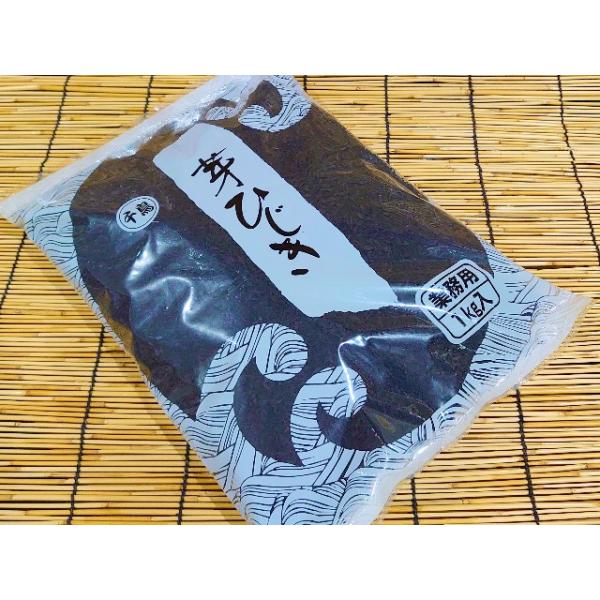 ●芽の部分だけにした芽ひじきがたっぷり入った業務用です。●煮物はもちろん、サラダやひじきご飯、天ぷら等に・・・●自然由来の商品ですので時期により色合いが異なります。「真っ黒」ではなく色が薄い場合がありますので、予めご了承ください。原 材 料...