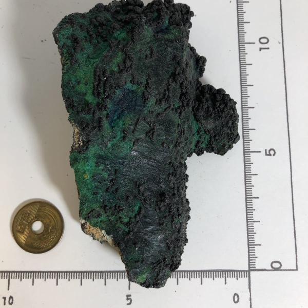 画像のものをお送り致します。５円玉と一緒に撮影してますのでサイズの参考にして下さい。クリソコーラの表面に光沢のある黒い粒で付着しているのがヘテロゲナイト。コバルトの水酸化鉱物●産地：Star of the Congo Mine, Katan...