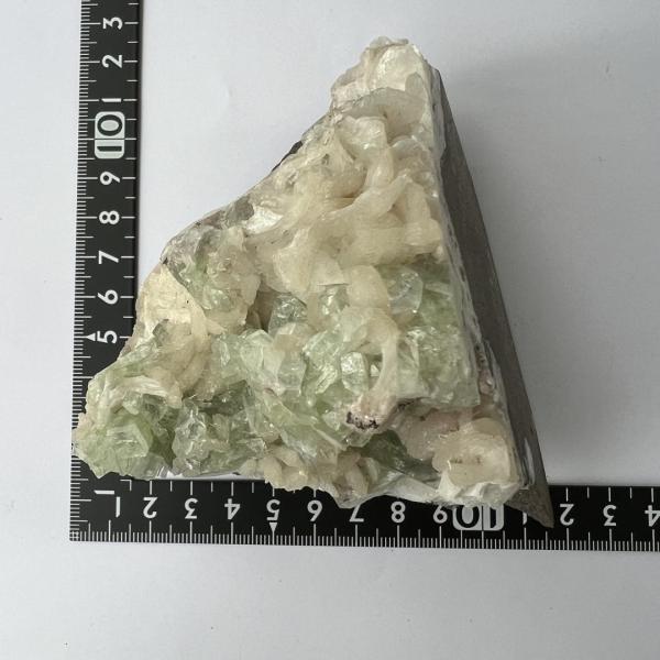 アポフィライトは、氷砂糖のような可愛らしさから、ファンの多い石です。無色や白色が多い魚眼石ですが、特に微量のバナジウムを含むことで緑色の発色が見られるグリーンアポフィライトは稀少とされています。石の表面の輝きが反射によって、魚の目に見えるこ...