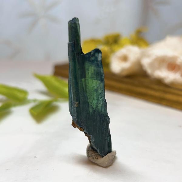 【藍鉄鉱　Vivianite】産地:ブラジルCabeca do Cachorro Claim,Amazonas,Brazil約55×14×7透明感のある美しい結晶です。※繊細な結晶ですので、開封時に多少の結晶が崩れが生じます。予めご了承くだ...