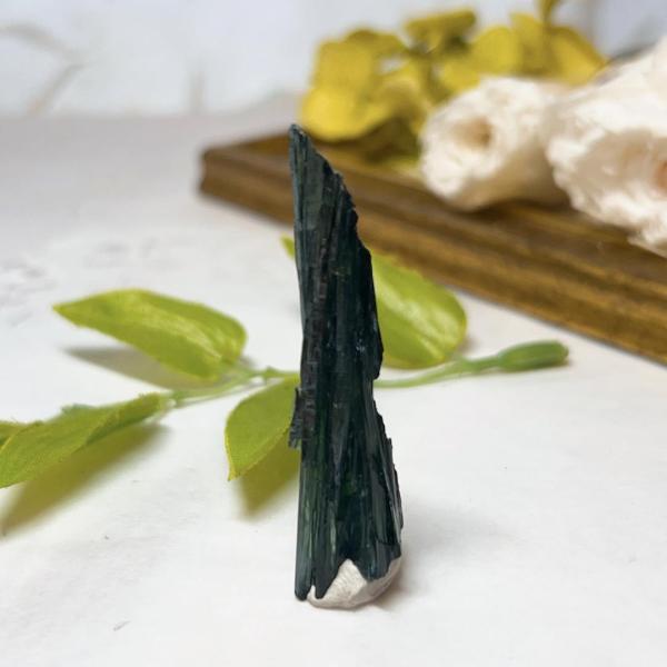 【藍鉄鉱　Vivianite】産地:ブラジルCabeca do Cachorro Claim,Amazonas,Brazil約47×11×7約3.7g透明感のある美しい結晶です。※繊細な結晶ですので、開封時に多少の結晶が崩れが生じます。予め...