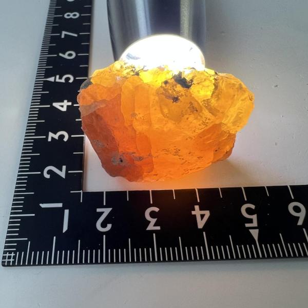 灰重石（Scheelite）タングステンの主要な鉱石産地：山口県岩国市二鹿喜和田鉱山【石について 】  ・明るい場所で撮影しています。  ・サイズはおおよそになります。ものにより若干（±0.5mm程度）の誤差がある場合がございます。 ・小さ...