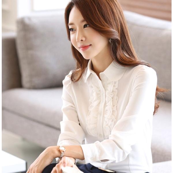 【商品説明】胸元のフリルがおしゃれなレディースシャツ！オフィス、フォーマル等様々な場面でお使いいただけます！【商品詳細】カラー：ホワイト/ブラックサイズ：S/M/L/XL/2XL素　材:ポリエステル【ご注意】※サイズ表記は目安となり誤差が生...