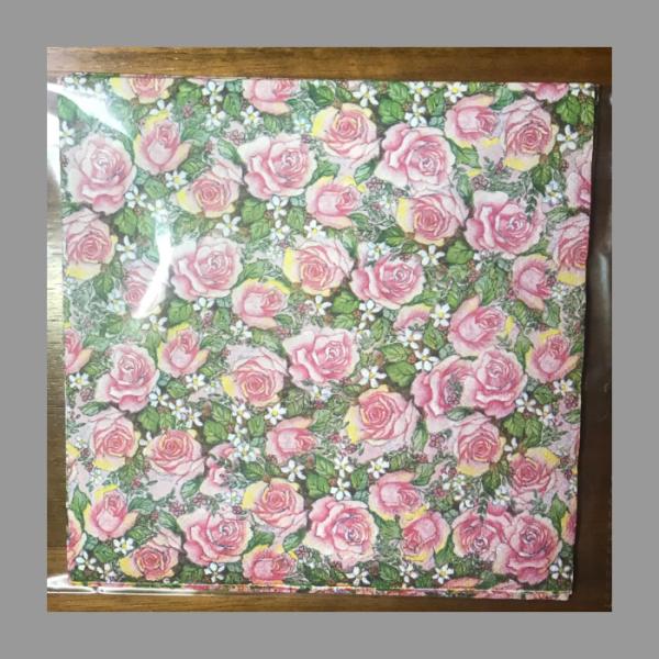 小さいバラ柄が可愛いペーパーナプキンですとってもやさしい、癒し系デザイン。オリジナルデコパージュでお楽しみくださいませ。■枚数5枚■カラーグリーンピンク/クリームピンク■サイズ約33×33cm※誤差は、ご了承ください。■梱包商品の折れを防ぐ...