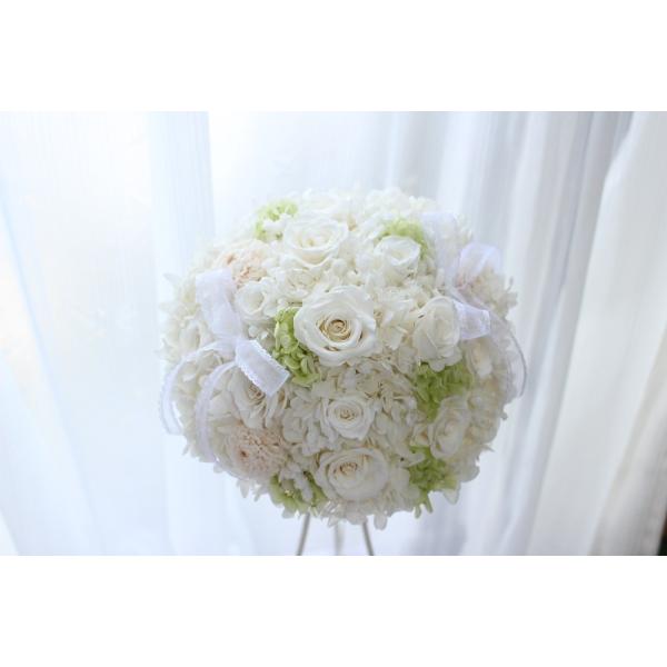 ご覧いただきありがとうこざいます?プリザーブドフラワーで作るラウンド型のウェディングブーケです。白バラをメインに白紫陽花・グリーン紫陽花・ダリア・白かすみ草などをいれてナチュラルに仕上げました。レースのリボンをポイントで2点いれ女の子らしい...