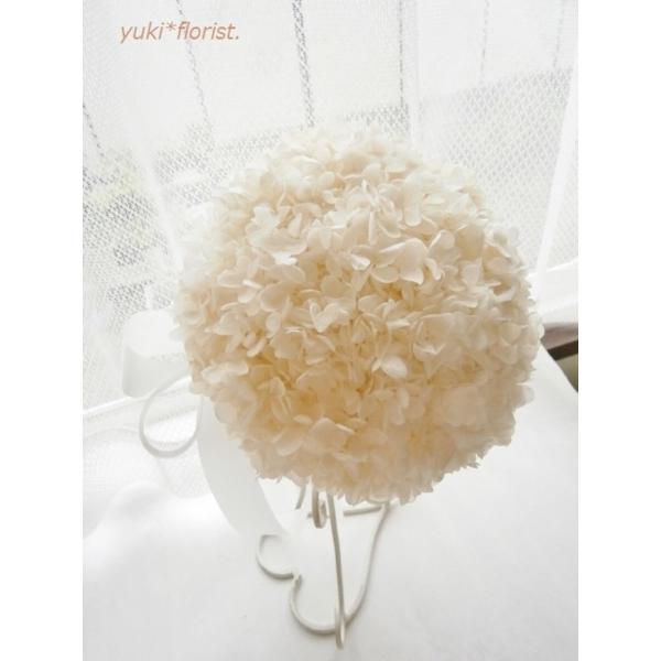 ご覧いただきありがとうこざいます?プリザーブドフラワーで作るラウンド型のウェディングブーケです。白あじさいのみで清楚にラウンドブーケを作りました。挙式・お色直し兼用でもお使いいただけます。白ドレスや和装に合わせてもおしゃれなウェディングブー...