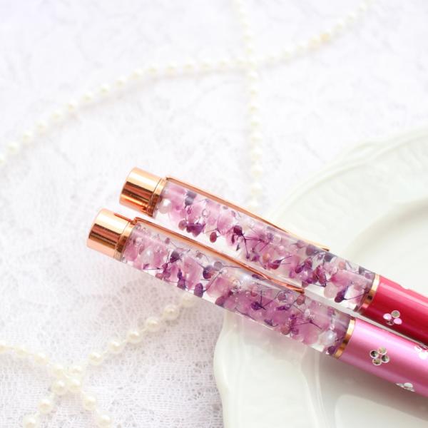 手に取るたび、透明なオイルの中でお花がゆっくり揺れるプリザーブドフラワーのハーバリウムボールペン光に透かすと花の角度や表情が少しずつ変わり、毎日使うものだからこそ、気分が整う一本を誕生日、就職・転職など、新しい門出のさりげないお祝いにも大人...