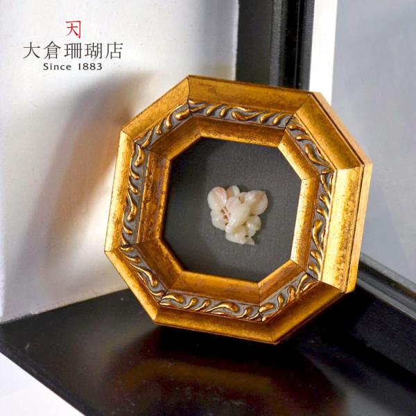 珊瑚：約18×20mm額：約81×81×25mm素材：[彫刻]ミッド珊瑚　　　[額]木製・透明部分はアクリル製日本製