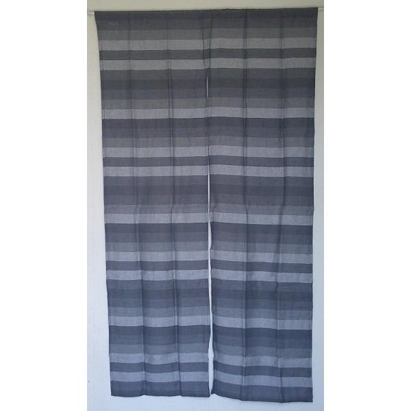 イタワボーダー のれん幅85x丈150cm-BKグレー系79789肌ざわりの良いイタワボーダーの綿のれんです。■サイズ・85x150cm■生産地：インド■素材：綿100%■色　BKグレー系79789■裏地も同じような柄になります。柄のずれ、...