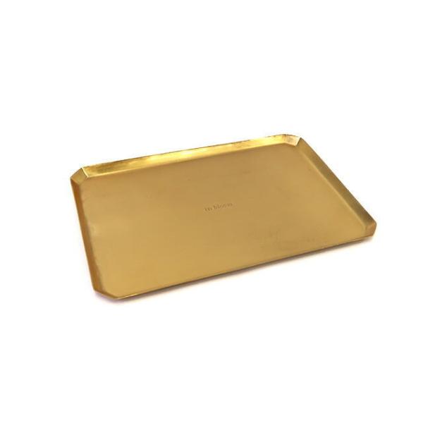 インブルーム レクトトレイL-kree-92050011シンプルな真鍮風のトレイです。■サイズ・約 幅240×奥行170×高さ10mm■生産地：インド■成分：アイアン全てハンドメイドなので、1点1点違った風合いが楽しめます。レクトトレイLは...