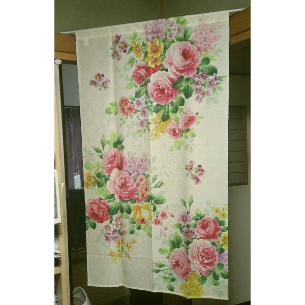 全国送料無料です。ただし、郵便ポスト投函になります。(薔薇)ローズのれん幅85cmx高さ150cmミラーレース　UVカット【プリンセスローズ】ピンクmatu-14818・鮮やかで大きな薔薇が描かれたデザイン。■サイズ・約巾85cm×丈150...