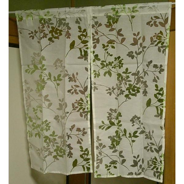 全国送料無料※郵便ポスト投函※オパール加工の のれんです。オパール加工(2種の繊維による布地に薬品で種々の形をプリントし、その部分の一方の繊維を溶かして透明効果を生かす加工のこと)柄部分透明効果有り、透け感有りこの商品は、センター部分で最初...