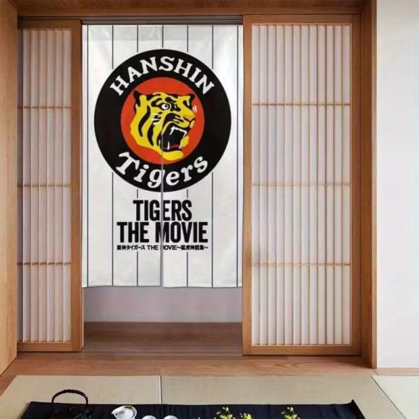 阪神タイガースのれん幅82丈140cmホワイトタテシマ活気あるタイガーデザインとホワイトのタテシマが特徴です。■サイズ・約　幅 82cm 丈140cm■生産地：中国■素材：ポリエステル100％■突っ張り棒(のれん棒)は3cmまでの物が使用可...