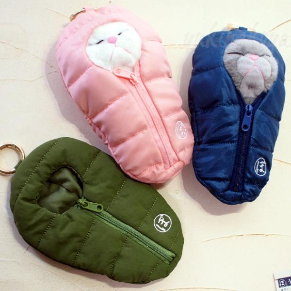 ■メーカー：株式会社 内藤デザイン研究所 / 日本■製造国：中国■サイズ：H20cmｘW12cm■丸形カラビナ付きSNSに突如現れて話題の＃ぼうみたいなねこぼうみたいなねこさん（Sサイズ）専用の寝袋が仲間入りですにゃ♪丸型のカラビナ付きなの...