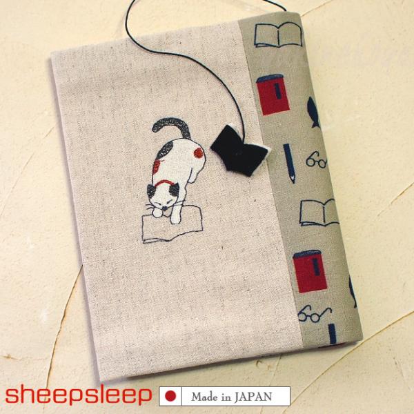 ■メーカー情報：sheepsleep / 日本■製造国：日本■素材：綿・麻■刺しゅうとプリント■文庫本用■適応サイズ：高さ１５．３ｃｍ　厚さ３ｃｍまで本好きの方へ★ハンドメイドの猫柄ブックカバー♪sheepsleepさんのちょっと洒落のきい...